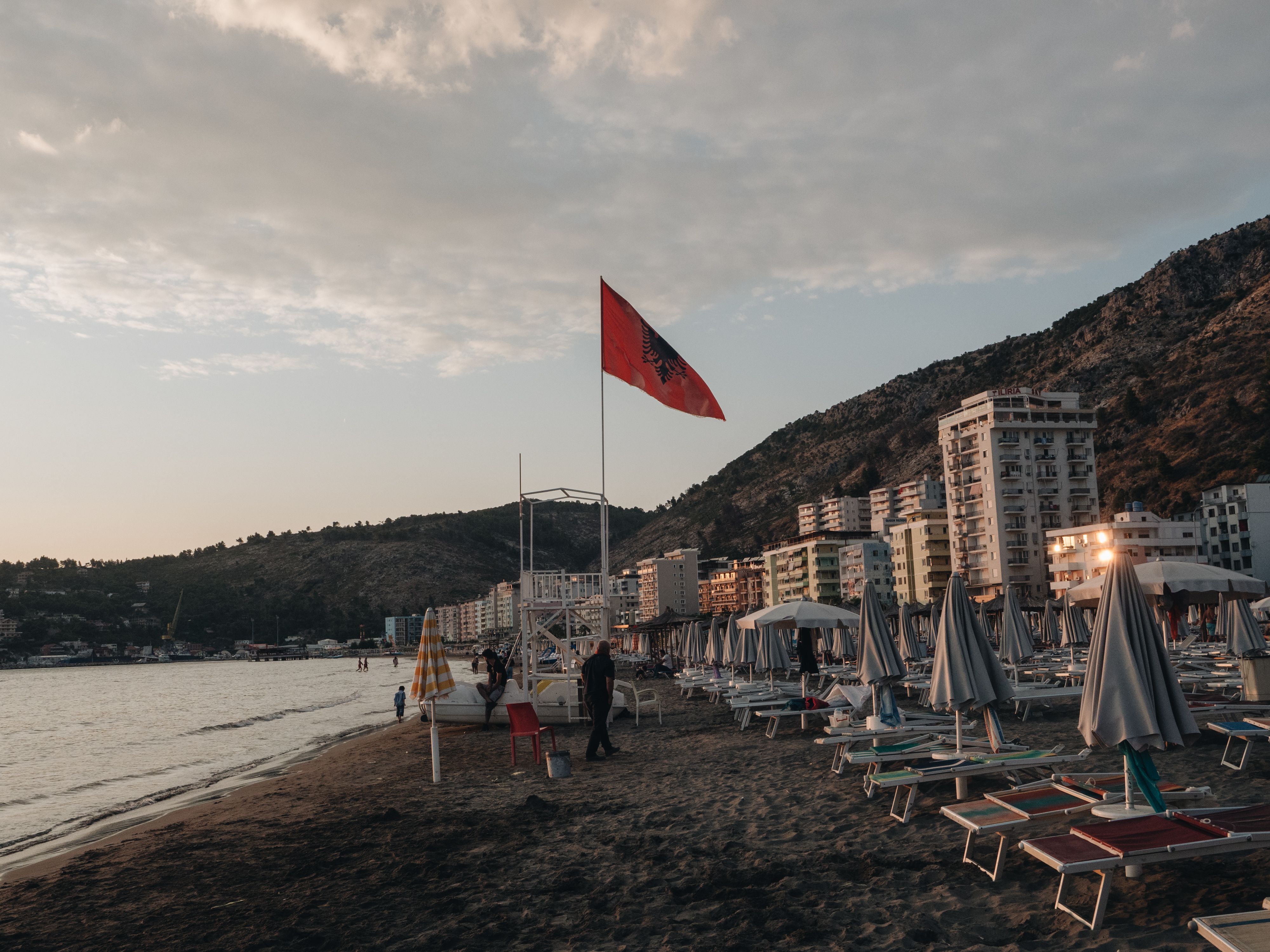 "Μας ξέχασαν σε μια χρυσή φυλακή στην Αλβανία" | News 24/7