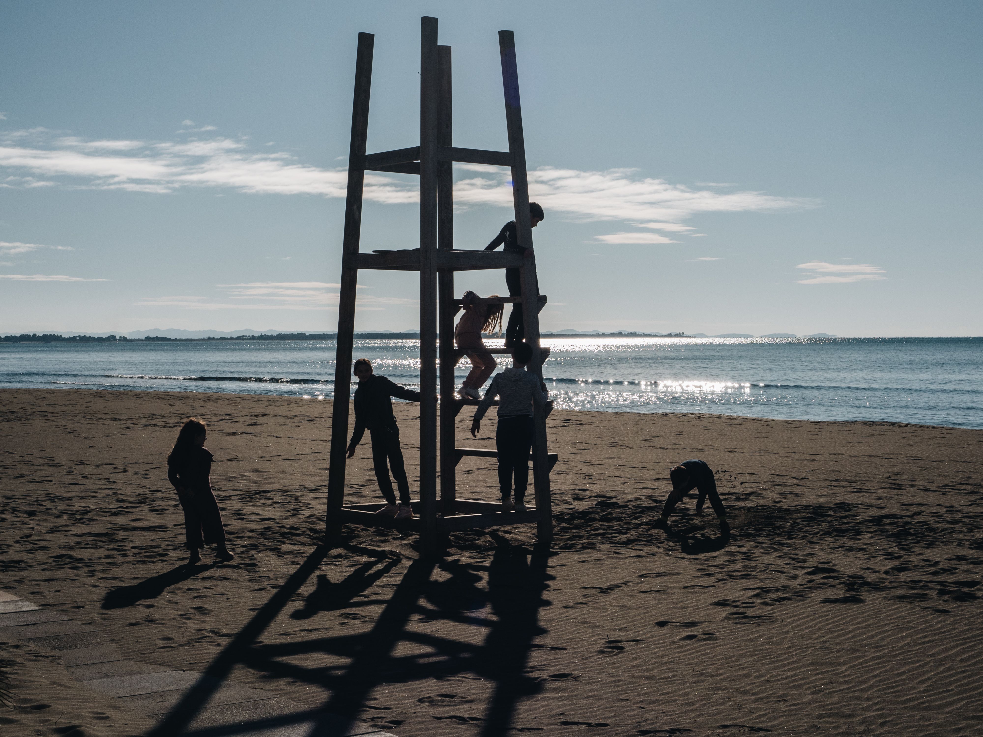 "Μας ξέχασαν σε μια χρυσή φυλακή στην Αλβανία" | News 24/7
